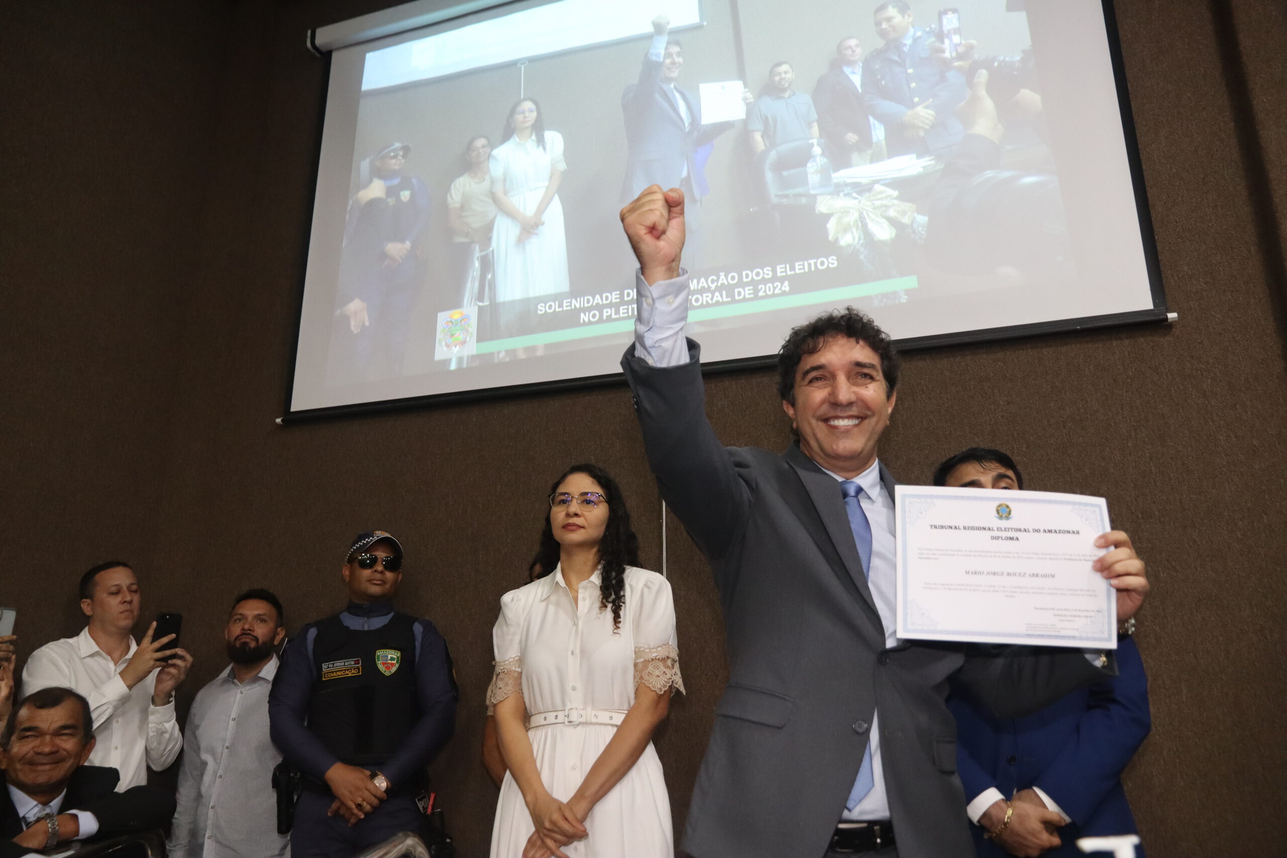 O Tribunal Eleitoral do Amazonas diplomou o prefeito Mário Abrahim e ...